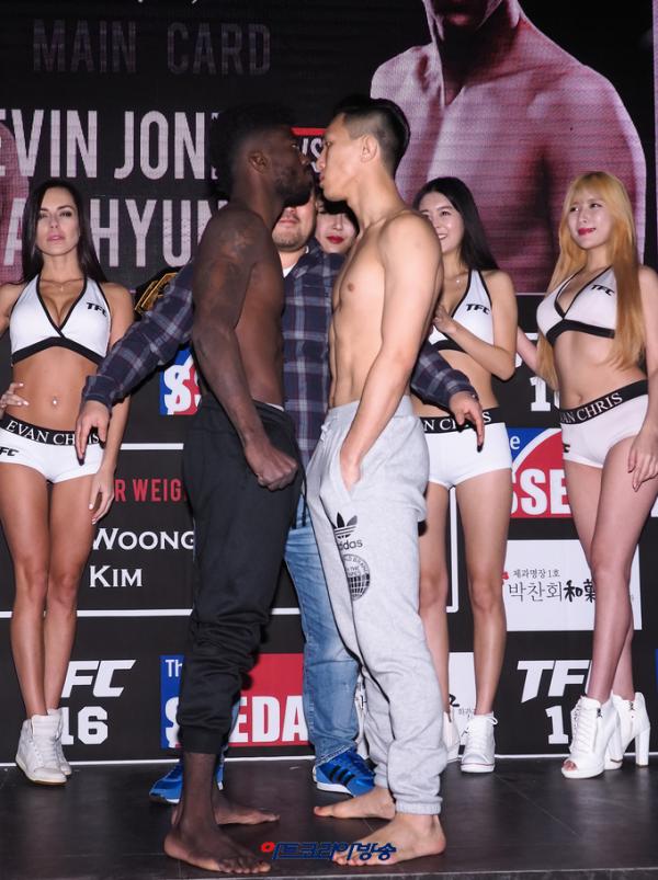 [포토] 소재현X트레빈 존스 , 너무 가까이 붙었어 (TFC 16)