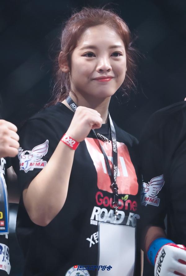 [포토] 이예지, 요시코 이긴 김영지 든든해요 (ROAD FC 045 XX)