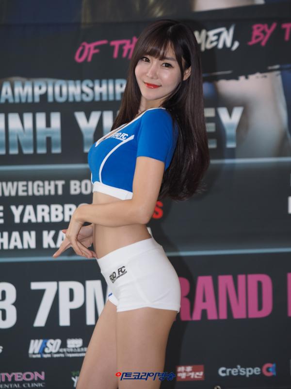 [포토] 로드걸 최슬기 , 관록이 묻어 나오는 여유 있는 포즈 (ROAD FC 045 XX)