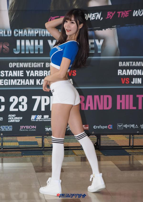 [포토] 로드걸 최슬기 , 관록이 묻어 나오는 여유 있는 포즈 (ROAD FC 045 XX)