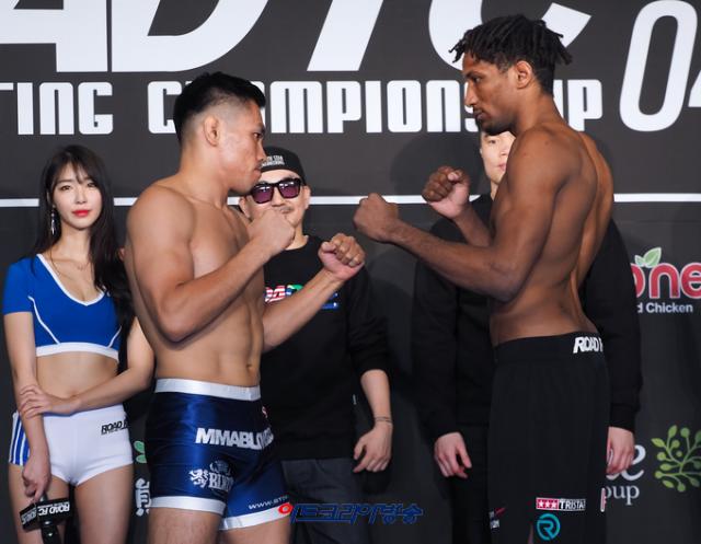 [종합] ROAD FC 046 계체 진행 .. 이정영-김세영 , 페더급 컨텐더 놓고 격돌 (ROAD FC 046)