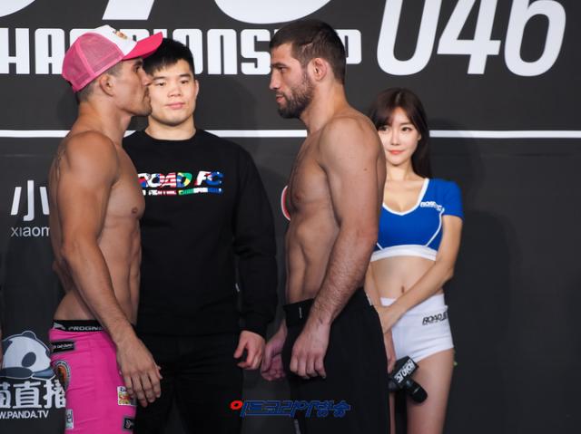 [종합] ROAD FC 046 계체 진행 .. 이정영-김세영 , 페더급 컨텐더 놓고 격돌 (ROAD FC 046)