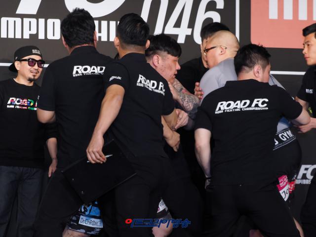 [종합] ROAD FC 046 계체 진행 .. 이정영-김세영 , 페더급 컨텐더 놓고 격돌 (ROAD FC 046)