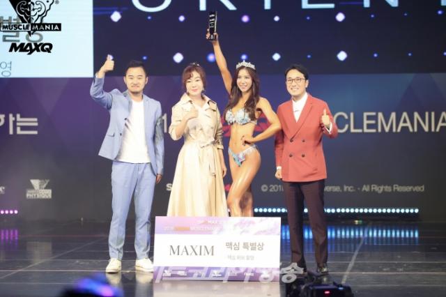 [포토]김근혜, 2관왕의 영예 커머셜에 이어 미즈비키니도 휩쓸어(2018 머슬마니아)