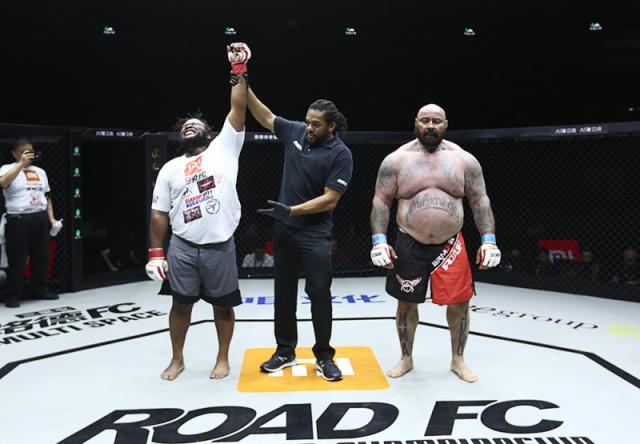 [ROAD FC 047] 크리스 바넷 , 알렉산드루 룬구에게 TKO승으로 4강 진출