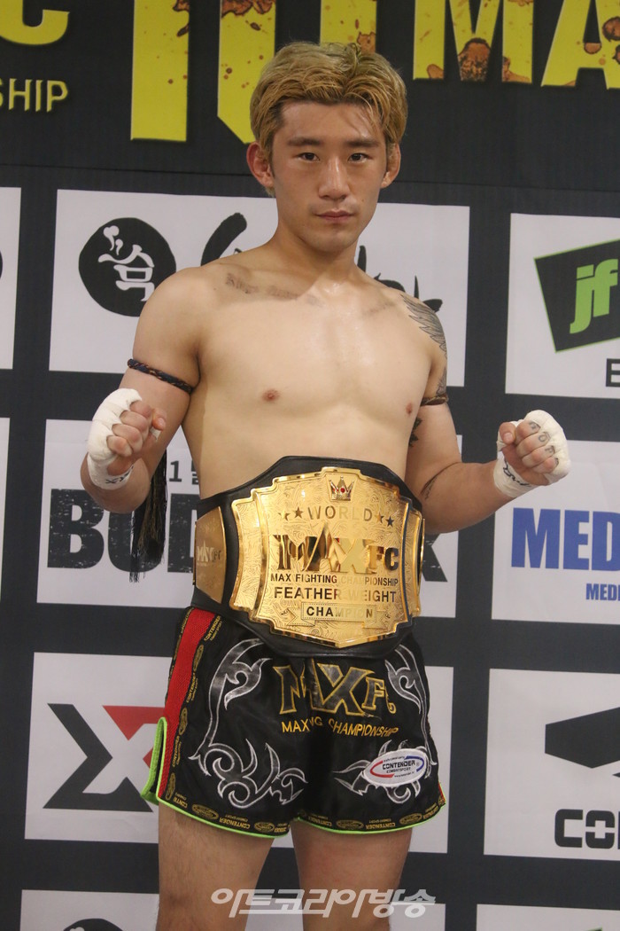 [MAX FC] 페더급 챔피언 김진혁 "경량급 최강자는 나 한명 뿐 ... 다른 말은 필요없다"