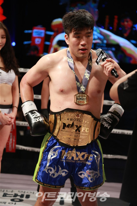 [MAX FC] 슈퍼미들급 챔피언 정성직, "통합 챔피언 올라 기뻐 ... 무제한급 토너먼트도 OK"