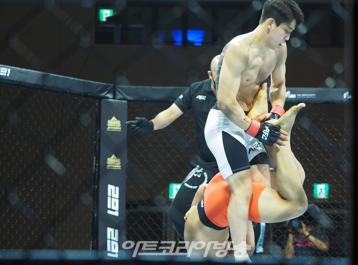 [AFC 16] 유주상, 데뷔전 화끈한 TKO로 첫 승 ... "팀스턴건 식구들 사랑한다"