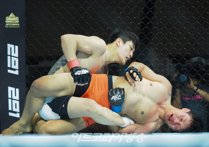 [AFC 16] 유주상, 데뷔전 화끈한 TKO로 첫 승 ... "팀스턴건 식구들 사랑한다"