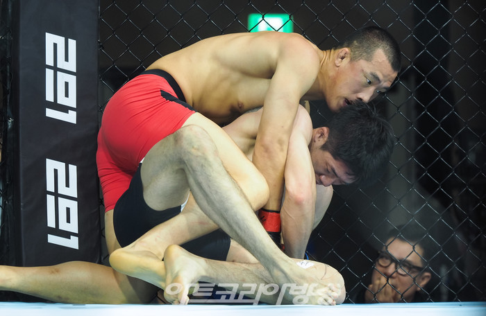 [AFC 16] '강철사나이' 김상욱, 이송하 상대로 판정승 ... "KO가 아니라 아쉽다"