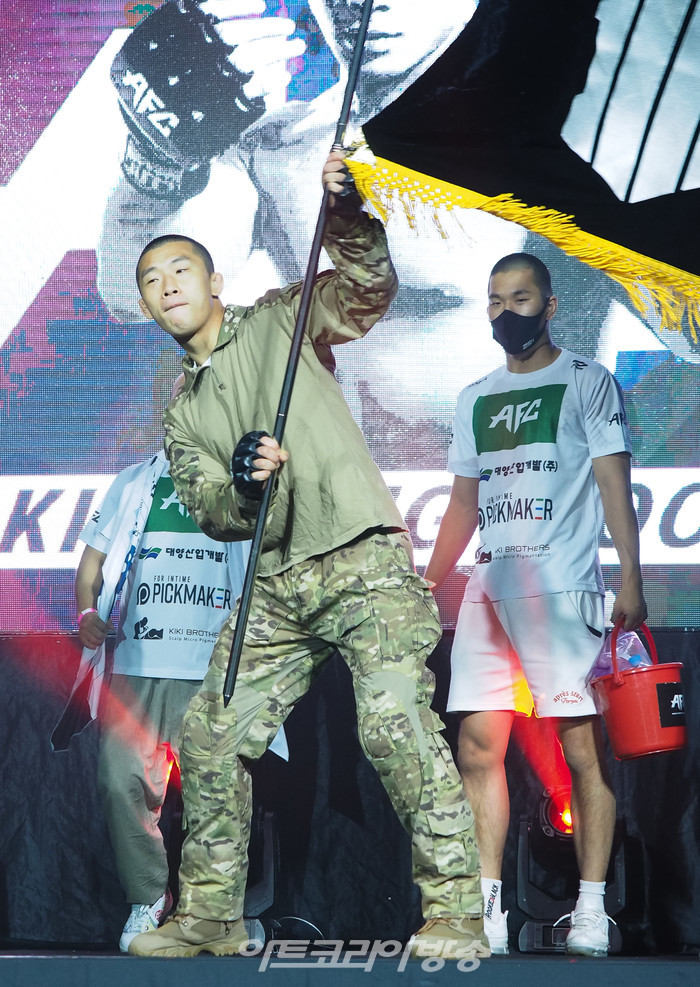 [AFC 16] '강철사나이' 김상욱, 이송하 상대로 판정승 ... "KO가 아니라 아쉽다"