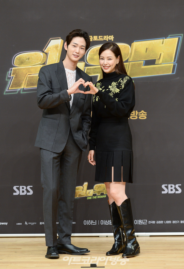 [AK화보] 이하늬-이상윤-진서연-이원근, "역대급 사이다 활극 기대하세요" (원 더 우먼)