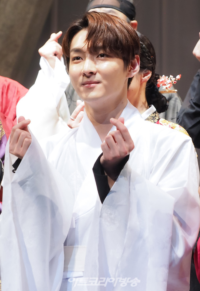 [AK포토] SF9 주호, '평온한 손하트'