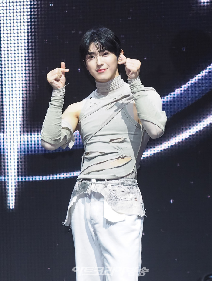 [AK포토] CIX 용희, 다채로운 러블리 하트