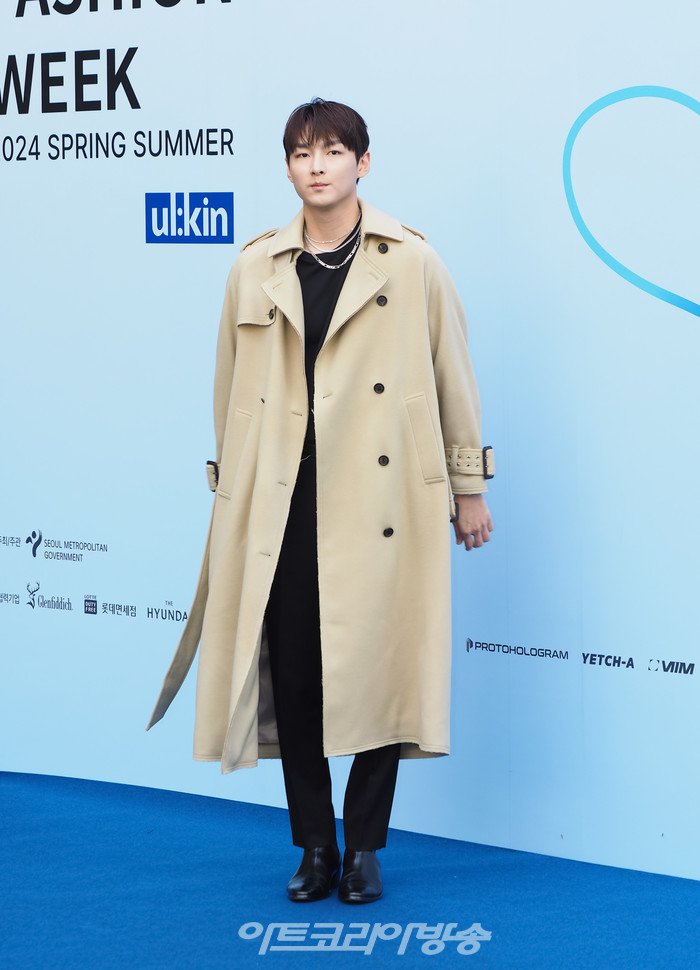 [AK포토] SF9 주호, 가을을 부르는 트렌치 코트 룩