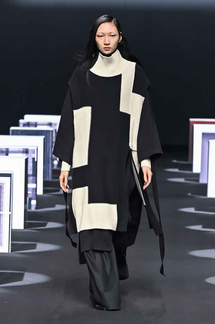 디자이너 박춘무 데무(DEMOO) ... 모던 아방가르드의 정수를 선보인 뉴 룩