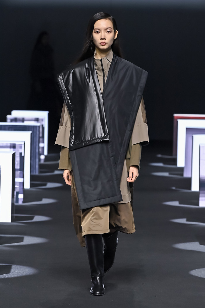 디자이너 박춘무 데무(DEMOO) ... 모던 아방가르드의 정수를 선보인 뉴 룩