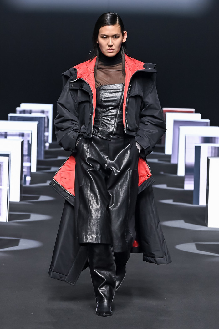 디자이너 박춘무 데무(DEMOO) ... 모던 아방가르드의 정수를 선보인 뉴 룩